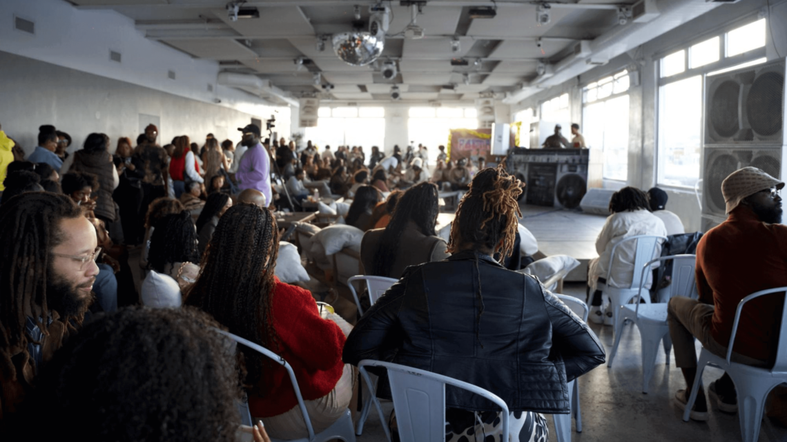 How to Run a Roundtable Discussion [Expert Tips]